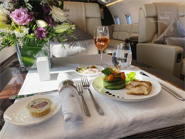 Private Jet Dining: 5 luxury treatment to expect